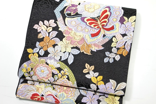 袋帯 華繭 黒地に華やかで鮮やかな花と蝶 9210-22-9194 - きもの館【久五郎】